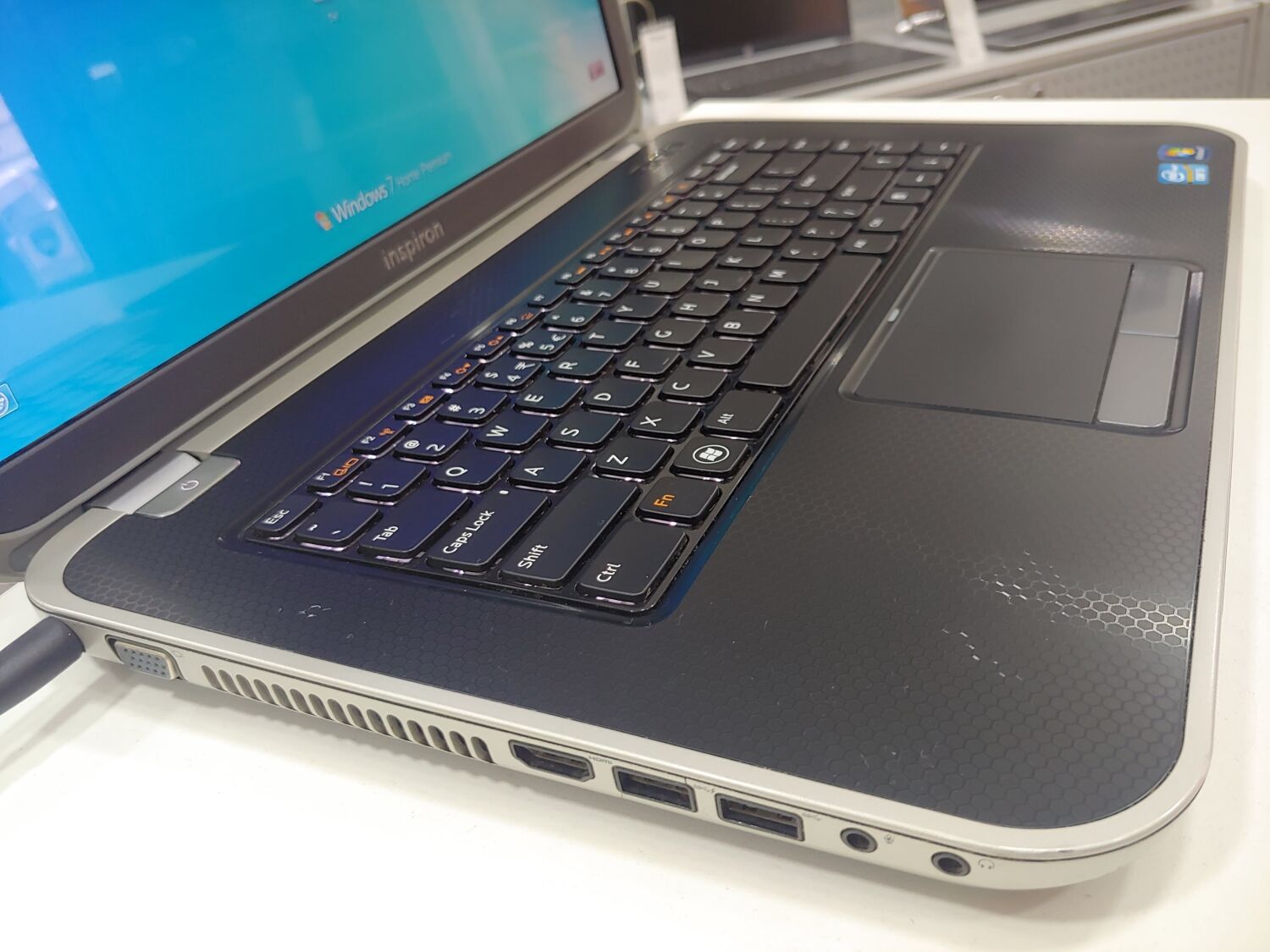 Dell Inspiron 7520 / 15.6 (1366x768) TN / Intel Core i5-3210M (2 (4 ...