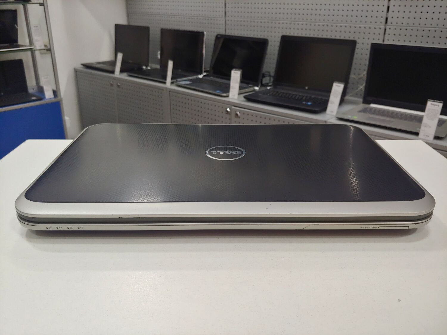 Dell Inspiron 7520 / 15.6 (1366x768) TN / Intel Core i5-3210M (2 (4 ...