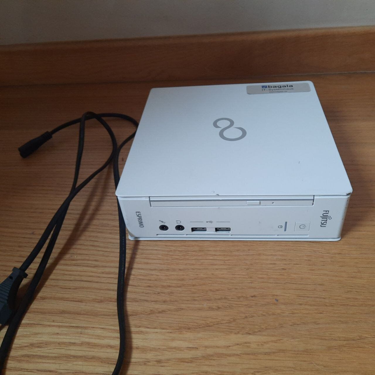 Купить Неттоп Fujitsu Esprimo Q558 USFF / Intel Core i5-9400T (6 ядер по 1.8 - 3.4 GHz) / 16 GB ...