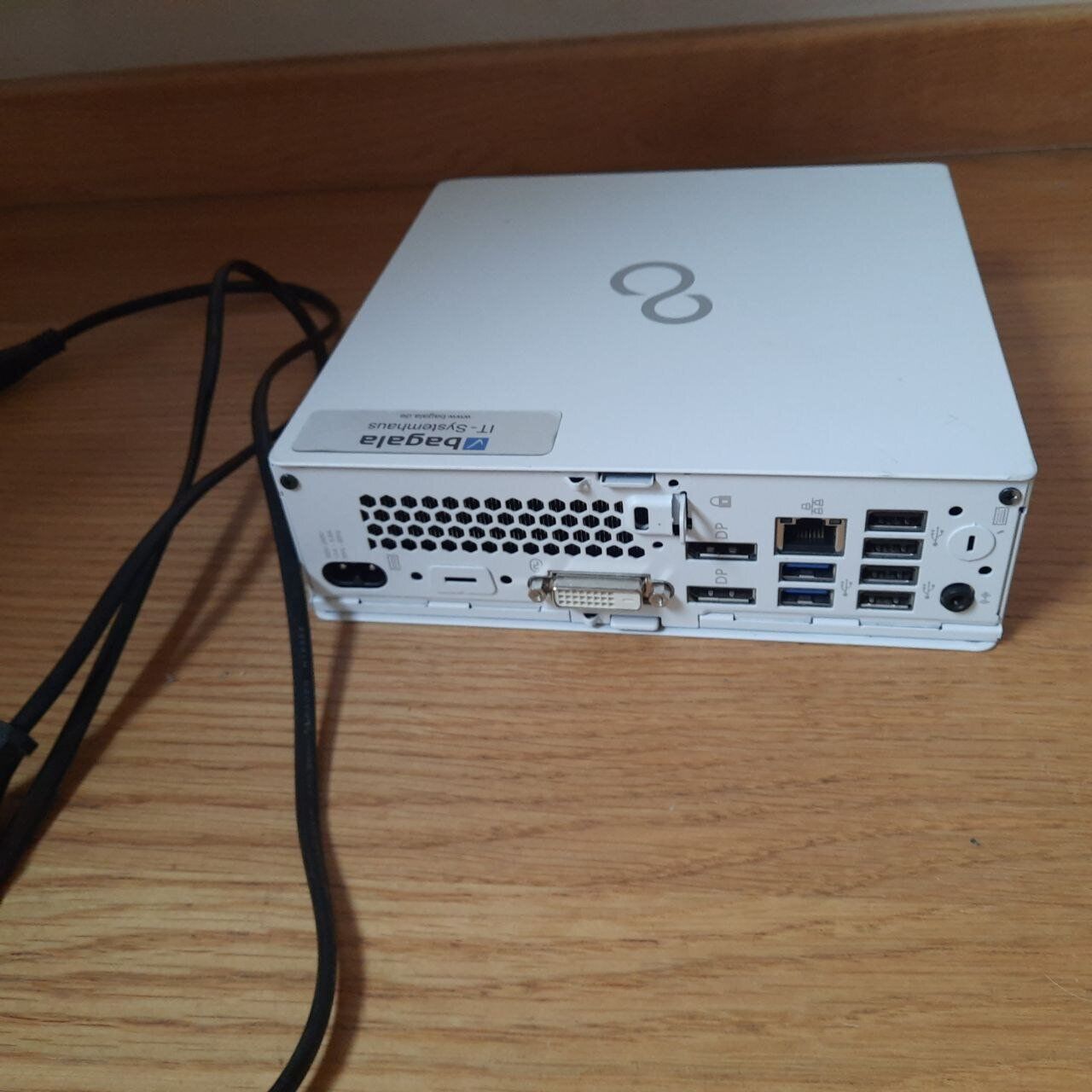 Купить Неттоп Fujitsu Esprimo Q558 USFF / Intel Core i5-9400T (6 ядер по 1.8 - 3.4 GHz) / 16 GB ...