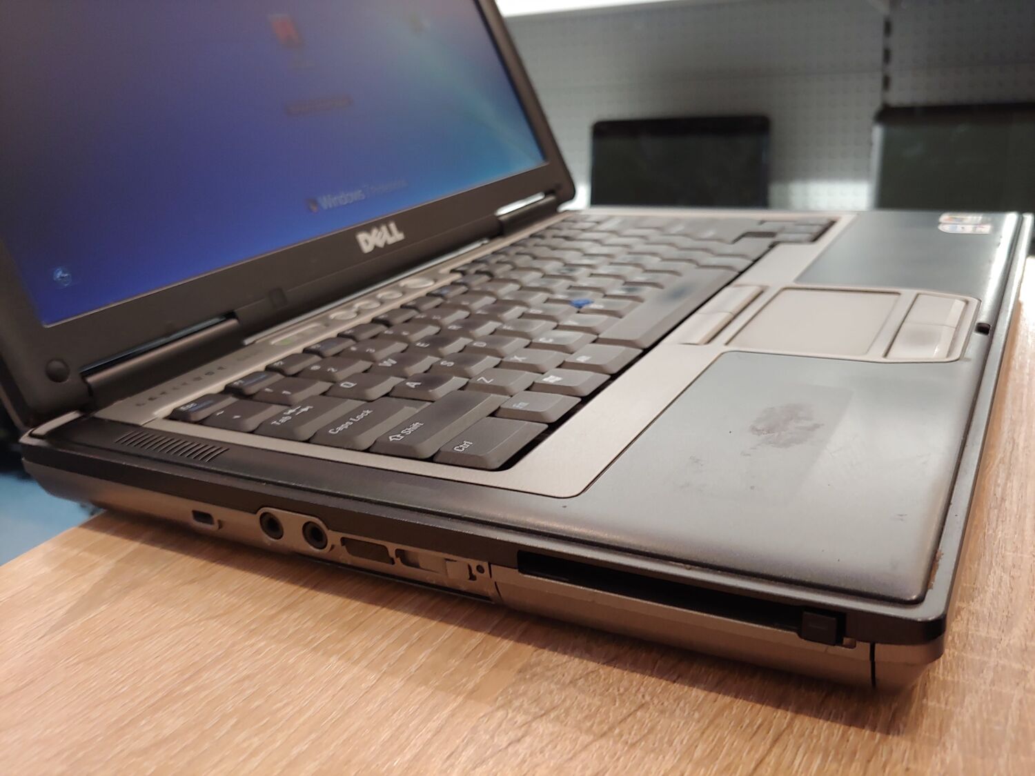 Dell Latitude D620 / 14" (1280x800) / Intel Core 2 Duo T2300E (2 ядра ...