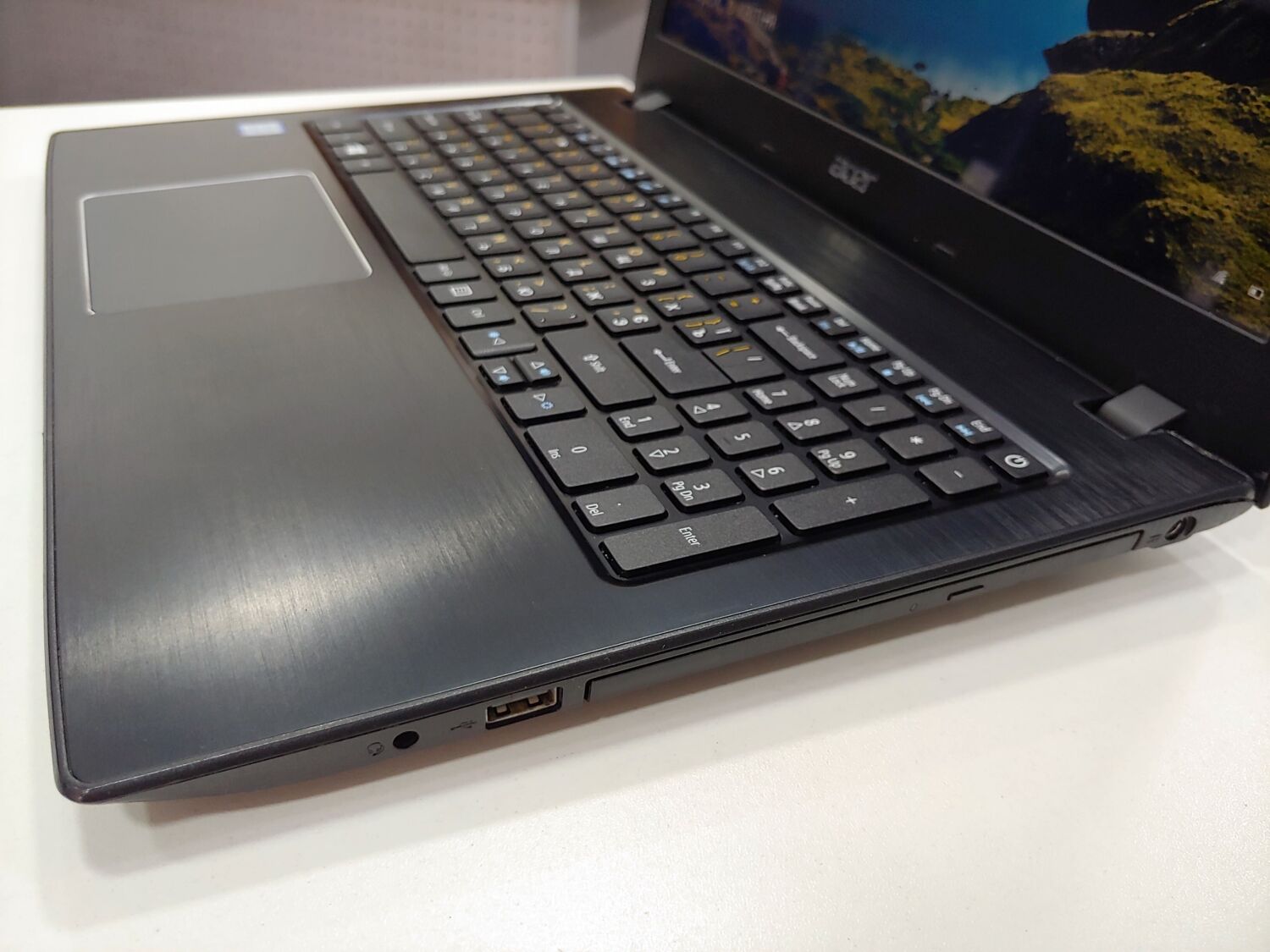 Ноутбук Acer Aspire E5-575T / 15.6" (1366x768) TN Touch / Intel Core i3-6006U (2(4) ядра по 2.0 ...