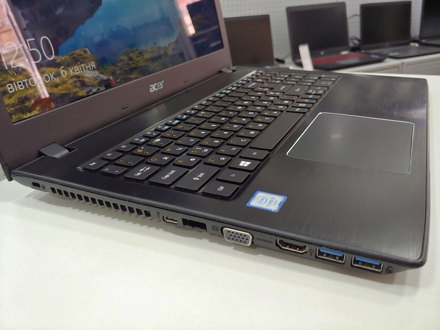 Ноутбук Acer Aspire E5-575T / 15.6" (1366x768) TN Touch / Intel Core i3-6006U (2(4) ядра по 2.0 ...